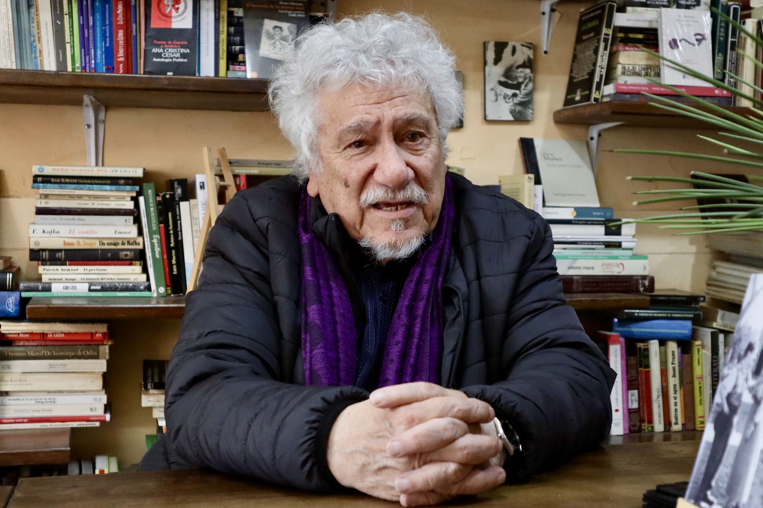 "Dudar siempre, ese es el éxito del escritor": Juan Manuel Roca, premio ...